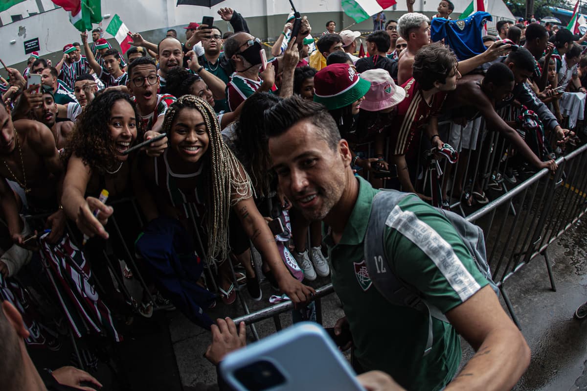 Fluminense chega ao Espírito Santo e é recebido com festa por ...