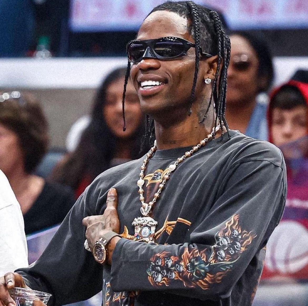 Travis Scott aparece em jogo da NBA com óculos feito em colaboração com ...