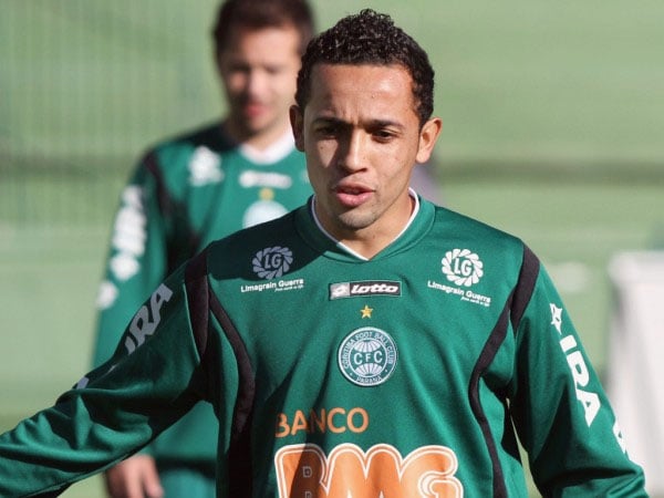 Pouco conhecido no Brasil, Rodrigo é arma do Benfica - Lance!