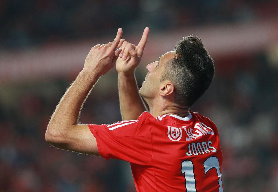 Jonas marca nos acréscimos e devolve a liderança ao Benfica - CMS Lance!