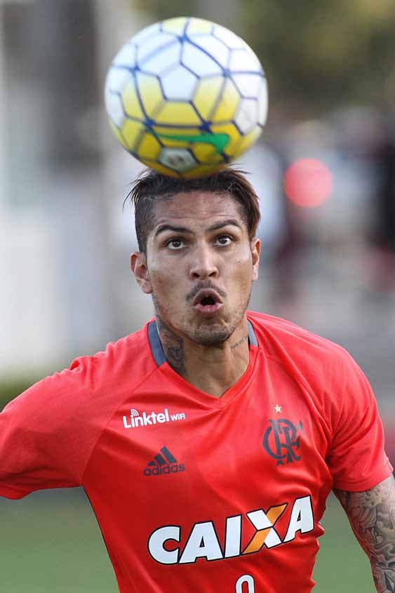 Guerrero mostra serviço em treino coletivo no Ninho - Lance!