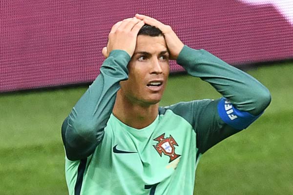 Destaque e líder do Barça aponta CR7 como favorito à Bola de Ouro - Lance!