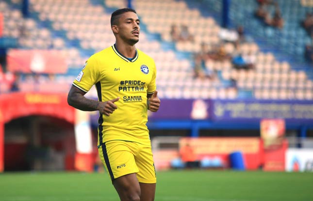 Atacante brasileiro comemora fase goleadora no futebol tailandês - Lance!