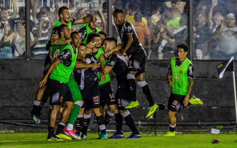 Vasco entende momento, faz o simples e mostra vontade de vencer - Lance!