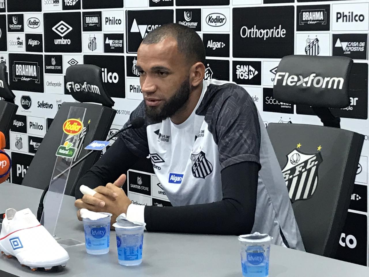 Everson diz que surpreende sequência em seu 1º ano no Santos - Lance!