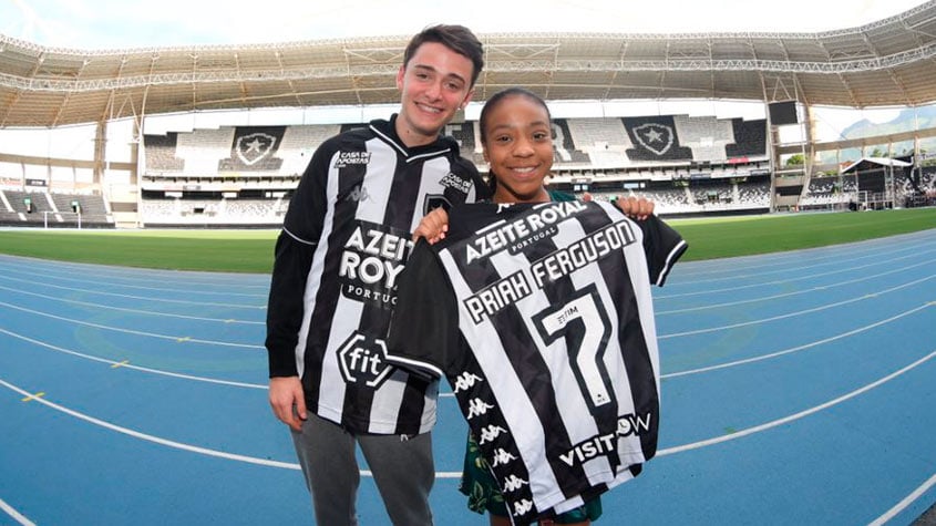 Atores de 'Stranger Things' posam com camisas do Botafogo nas redes ...