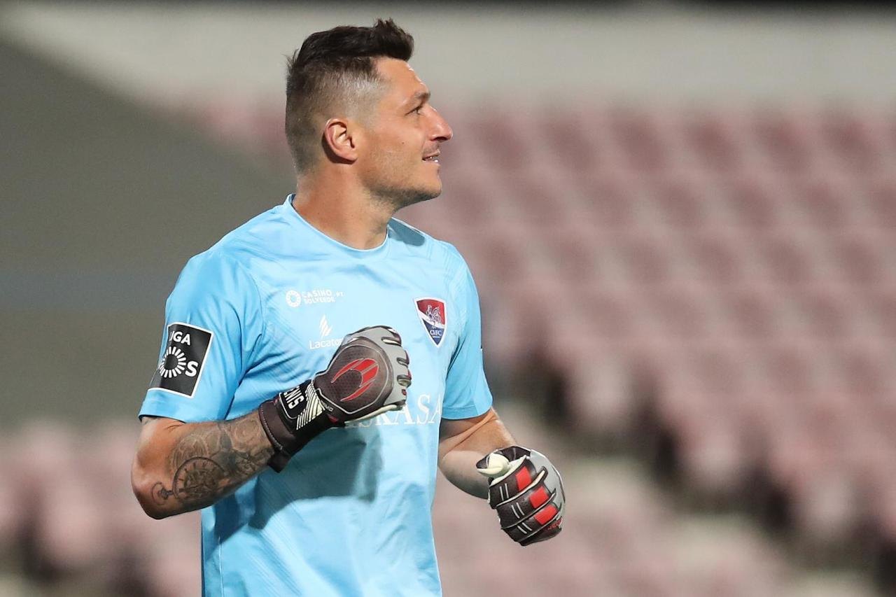 Denis é eleito melhor goleiro do Campeonato Português pelo Record - Lance!
