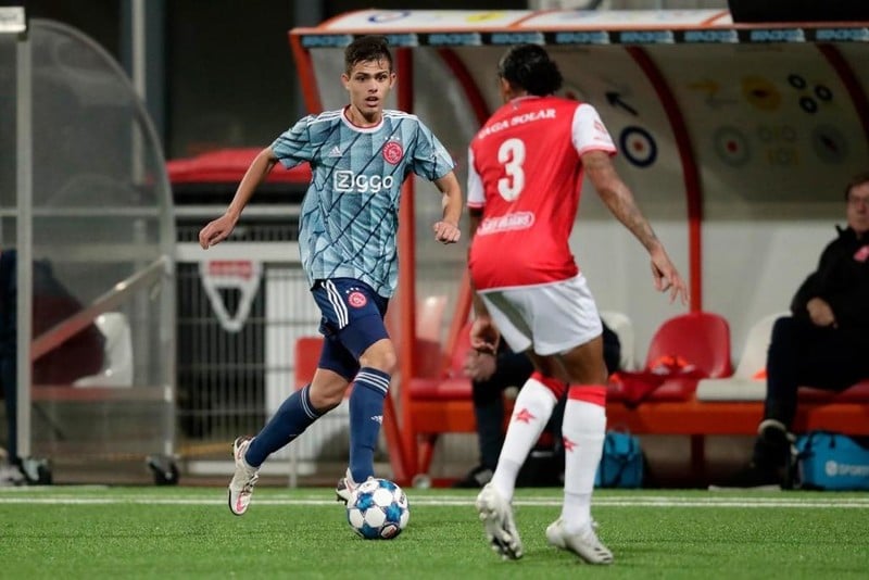 Giovanni Manson brilha no time sub-23 do Ajax com gol e assistência ...