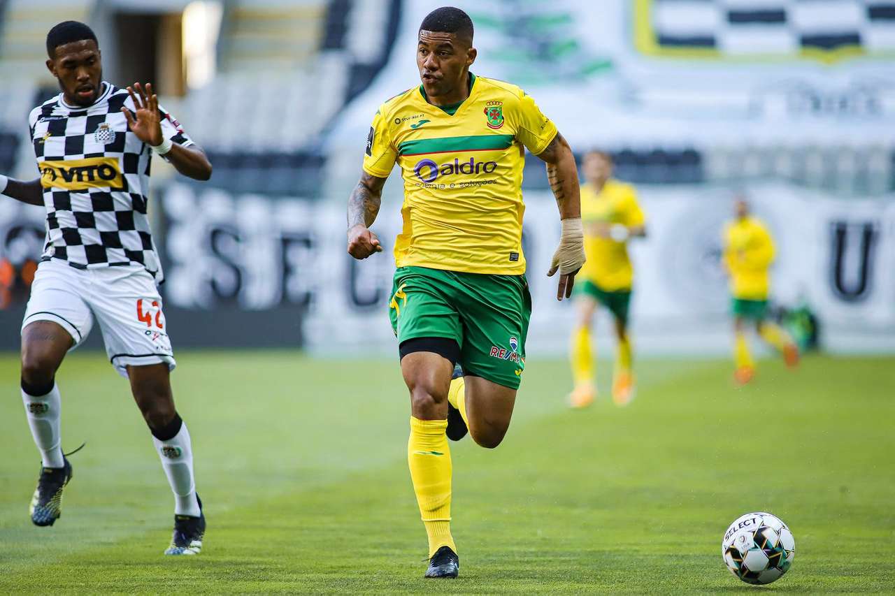 Douglas Tanque celebra vaga do Paços de Ferreira na Uefa Conference ...
