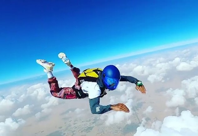 VÍDEO: Lewis Hamilton se aventura e faz manobras radicais em salto de ...