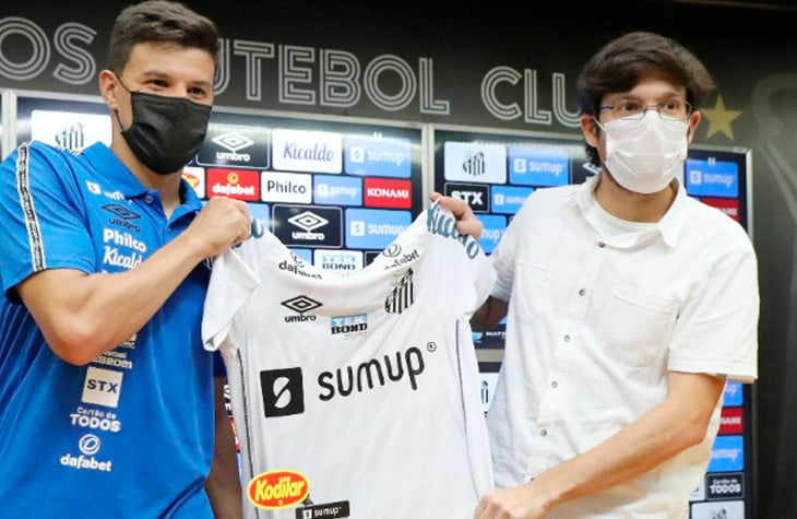 Meia Augusto Galván é apresentado no Santos e recebe a camisa 18 - Lance!