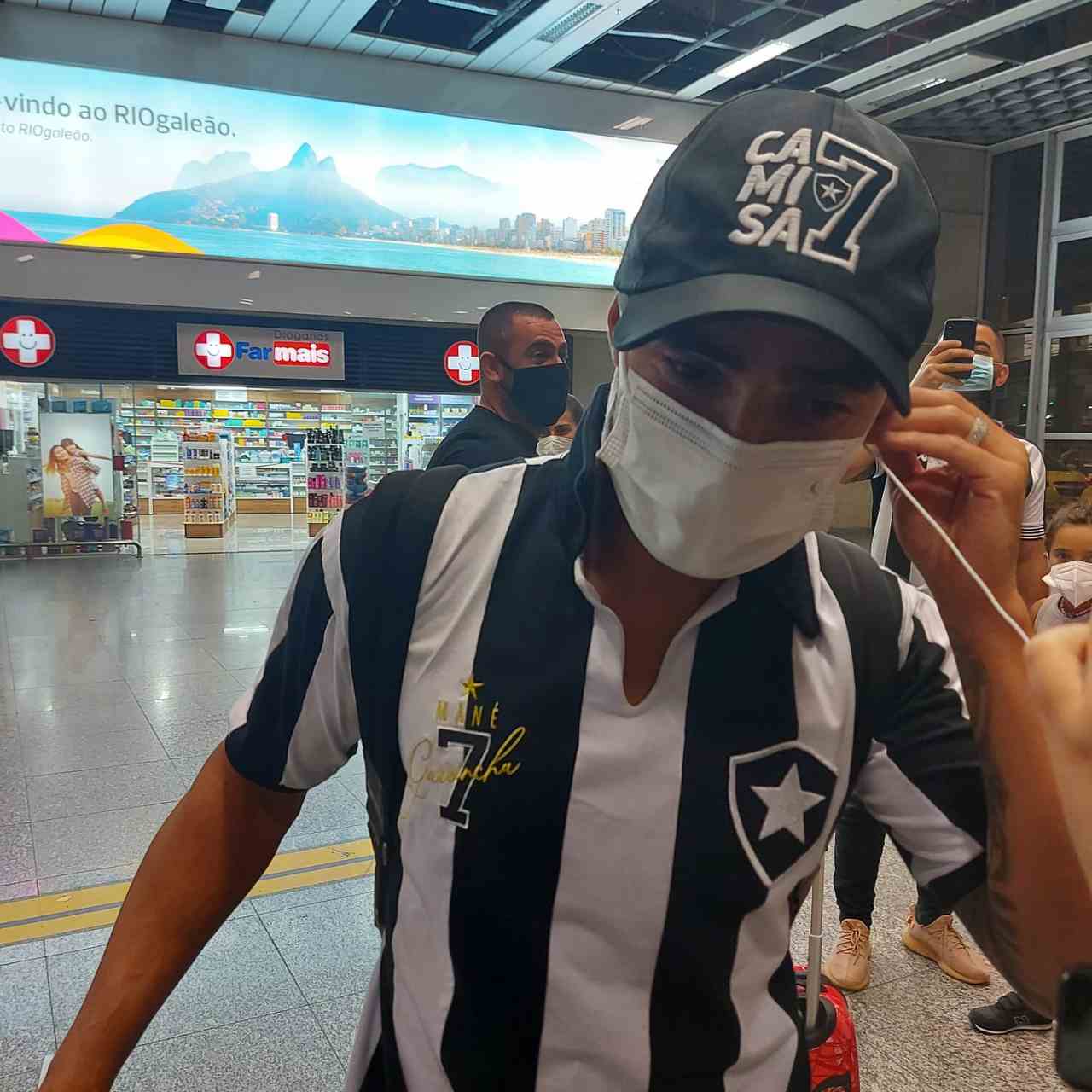 Novo reforço do Botafogo, lateral Rafael chega ao Rio já vestindo a ...