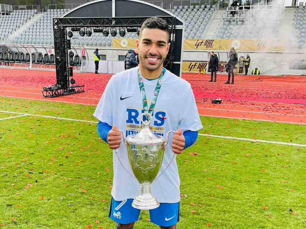 Lucas Villela celebra gol do título do FK RFS na Copa da Letônia ...