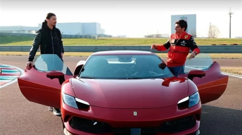 Ibrahimovic testa nova Ferrari ao lado de pilotos da Fórmula 1; assista ...