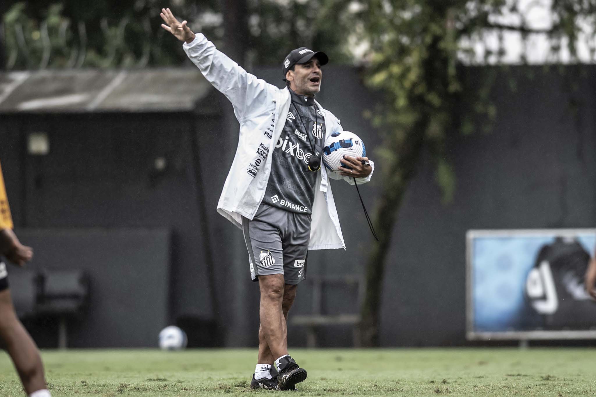 Após dez jogos, Bustos tem início superior ao de Carille e igual ao de ...
