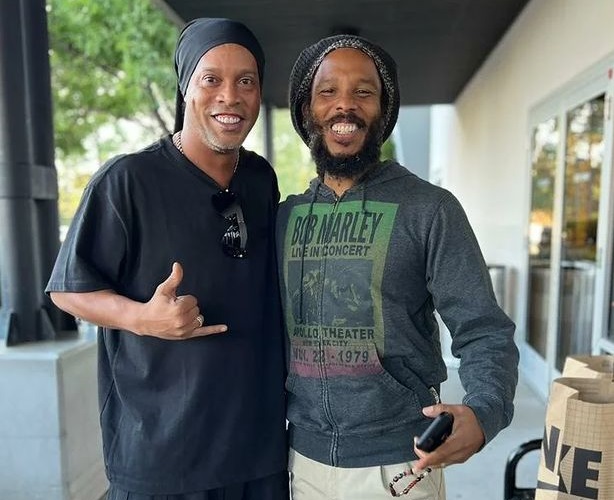 Ronaldinho se encontra com Ziggy Marley, filho mais velho de Bob Marley ...