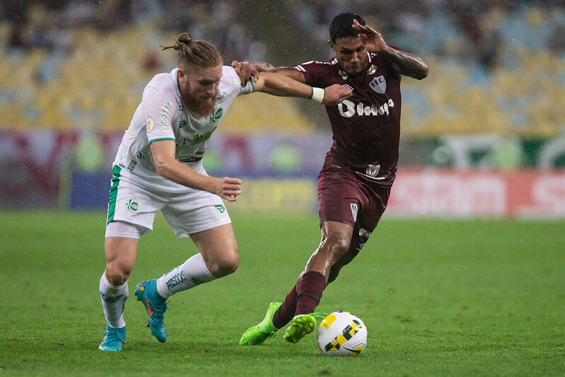 Lateral esquerda do Fluminense ganha disputa em reta final de ...