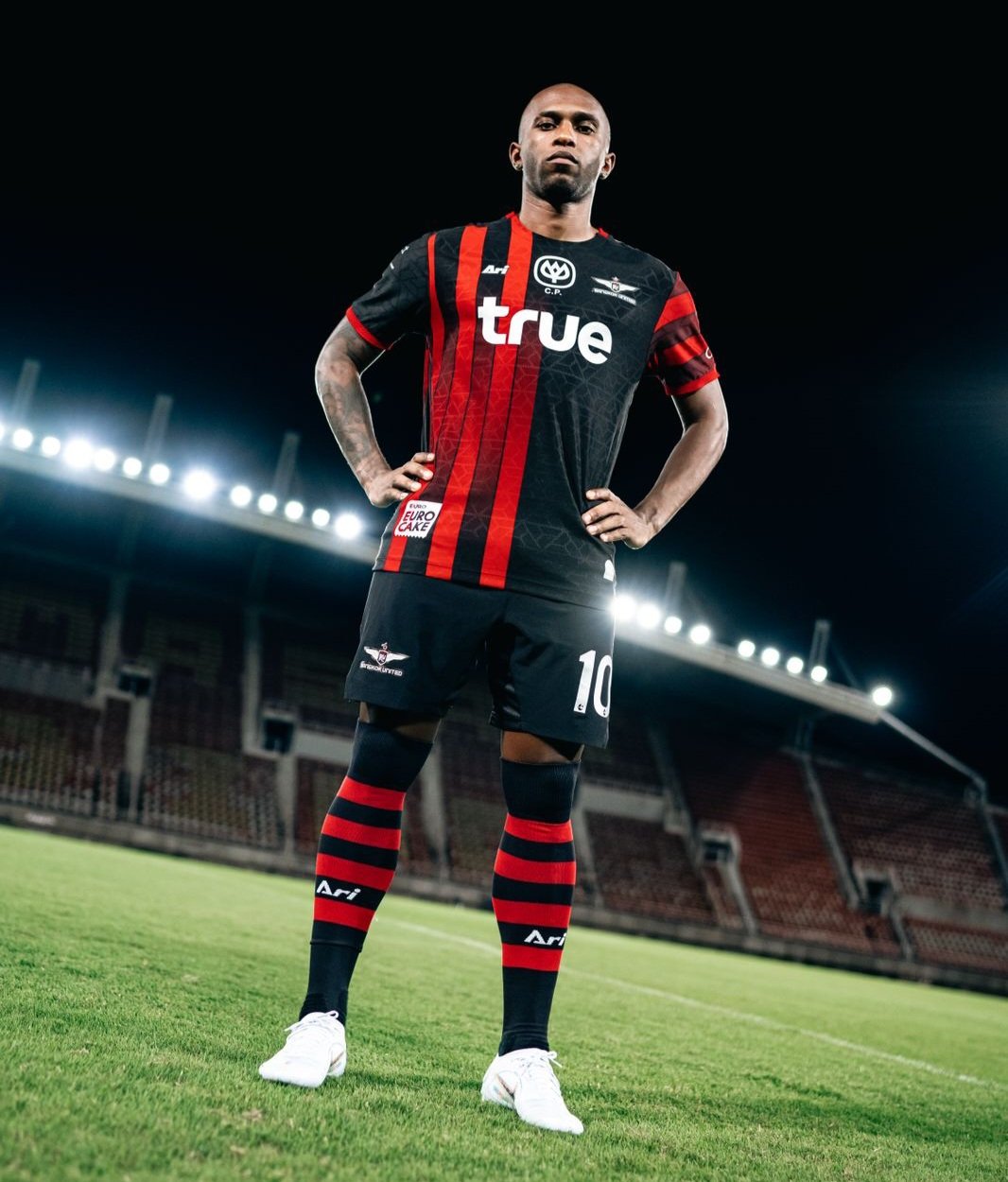 Heberty comemora 10 anos atuando no futebol do exterior - Lance!