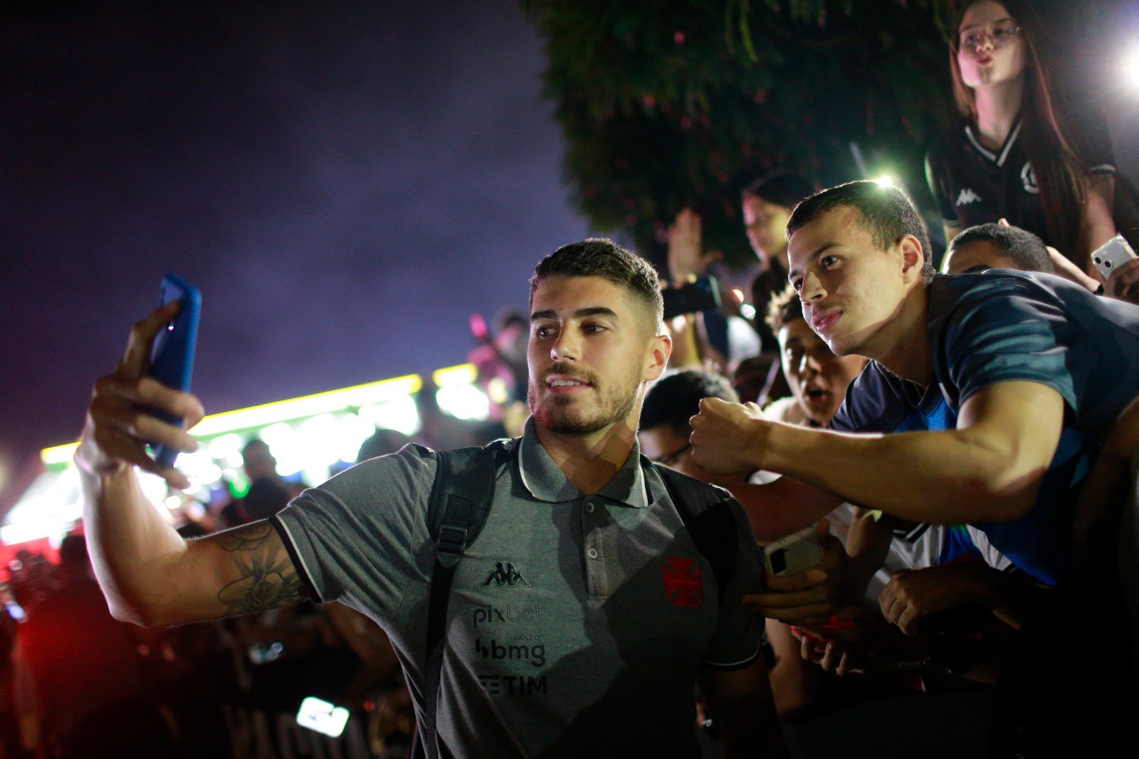 VÍDEO: Vasco é recebido com festa por centenas de torcedores em ... VÍDEO: Vasco é recebido com festa por centenas de torcedores em ...