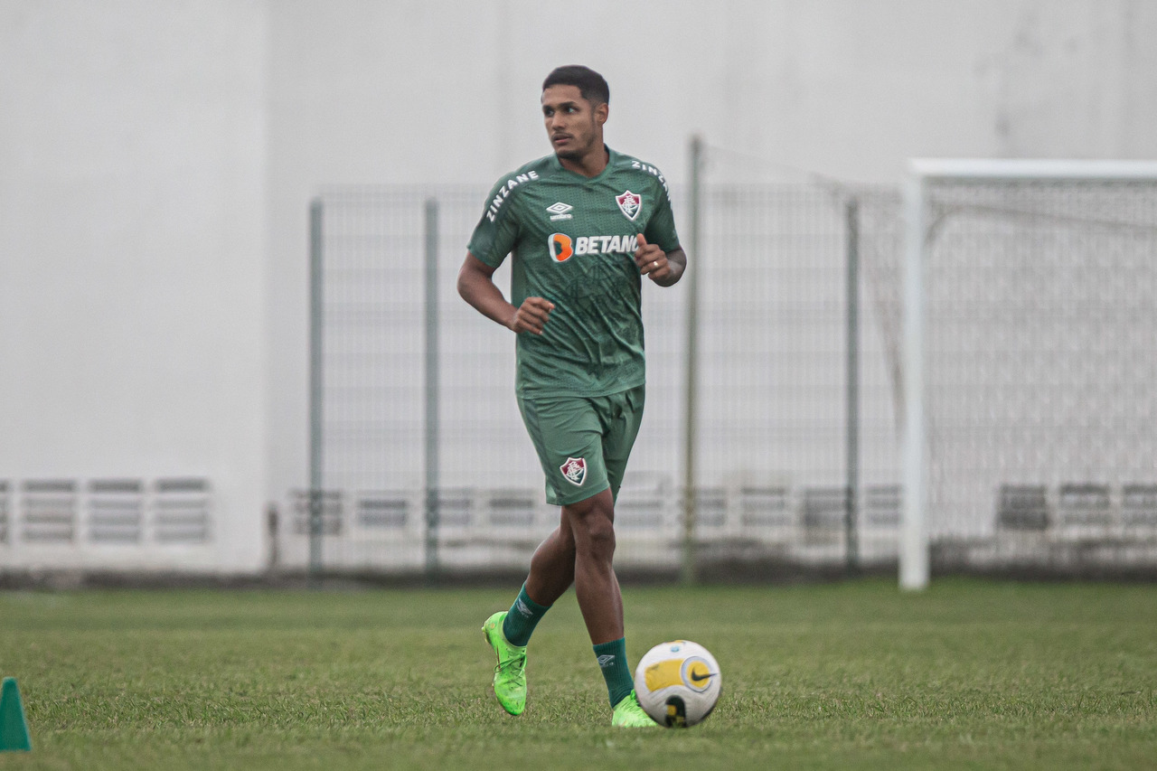 Cris Silva volta a treinar com o grupo no Fluminense, mas futuro segue ...