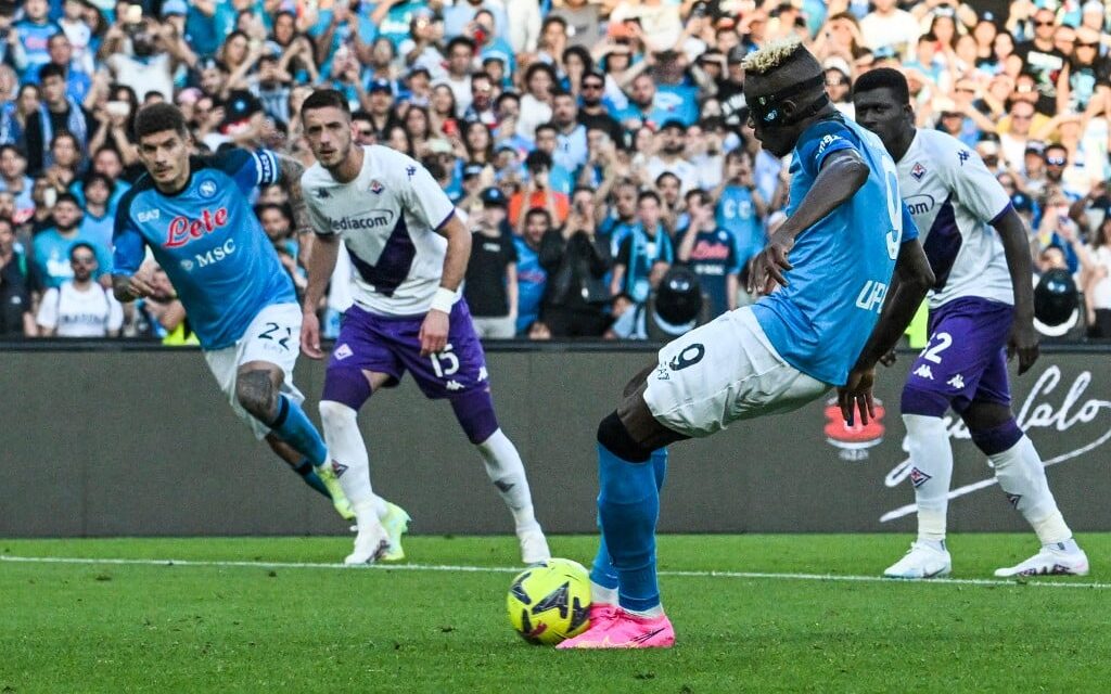 Napoli vence Fiorentina em jogo da comemoração do título italiano