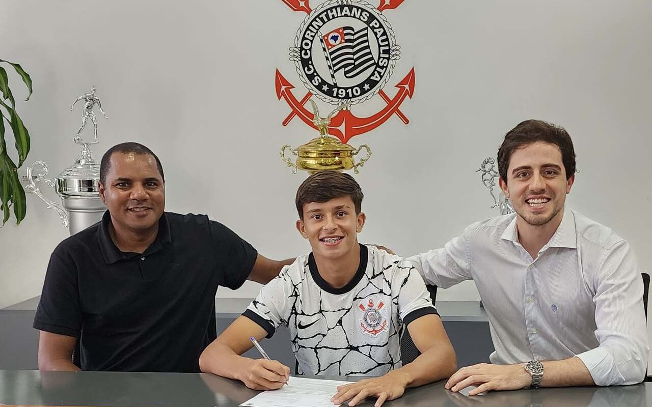 Desde os cinco anos no Corinthians, meia assina primeiro contrato ...