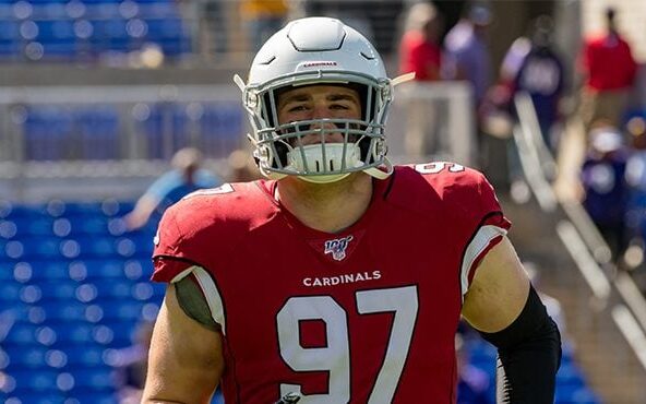 Defensor assinou contrato de 3 anos com o Denver Broncos