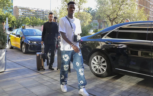 Vini Jr se apresenta à Seleção com calça que aborda o combate ao ...