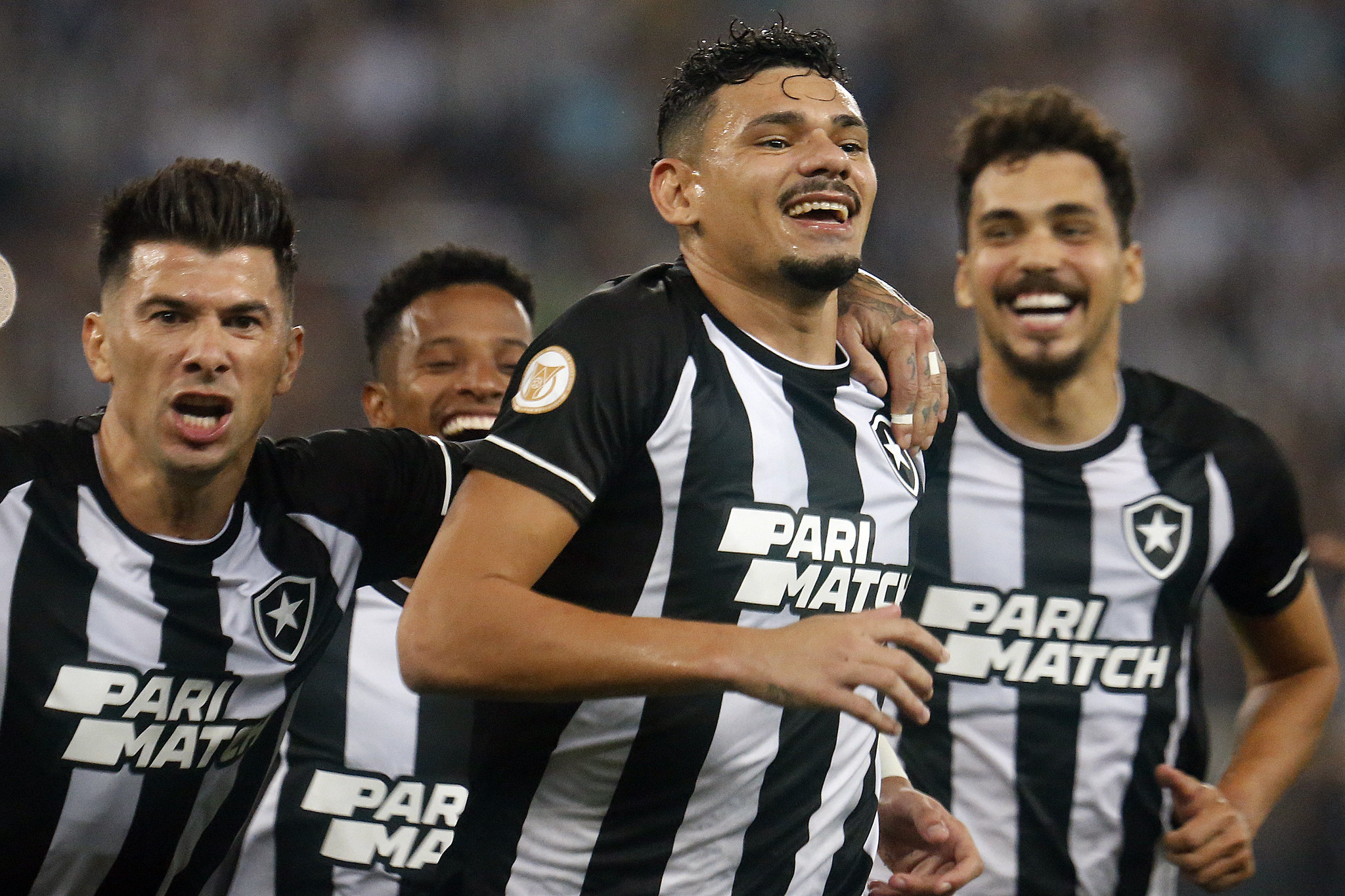 Com dois gols de Tiquinho Soares, Botafogo vence o Fortaleza e segue na ...
