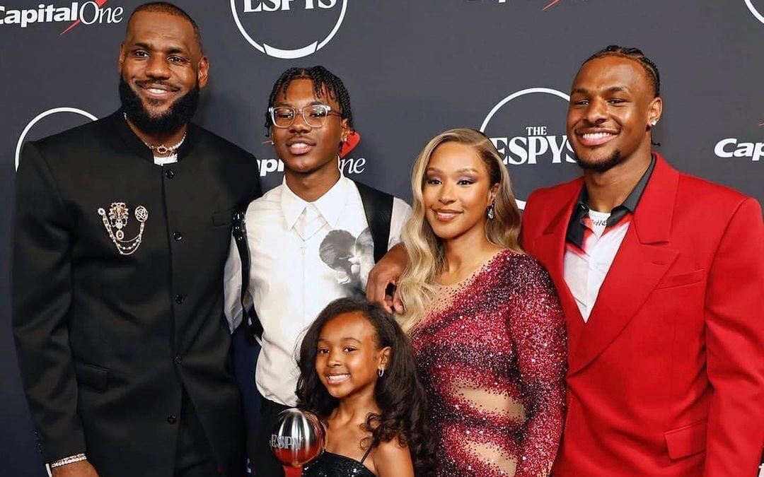 Jornal inglês revela como LeBron James e a esposa estão lidando com ...