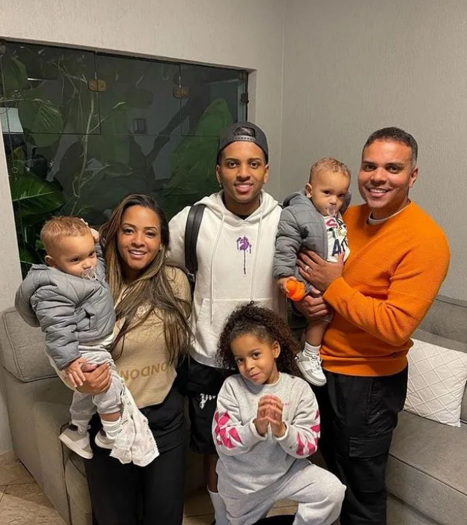 Antes de voltar para Espanha, Rodrygo reúne familiares e posa para foto ...
