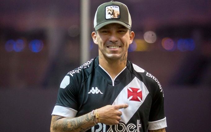 Medel desembarca no Rio para assinar com o Vasco até dezembro de 2024 ...