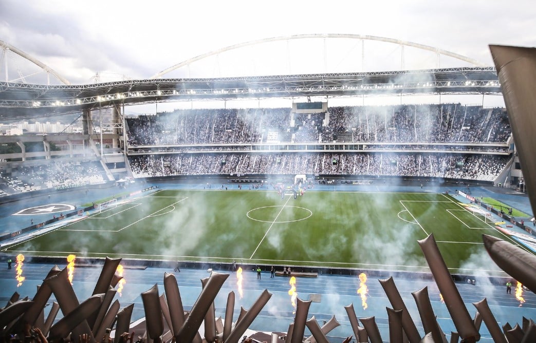 Qual é a capacidade máxima de público do Estádio Nilton Santos, o ...