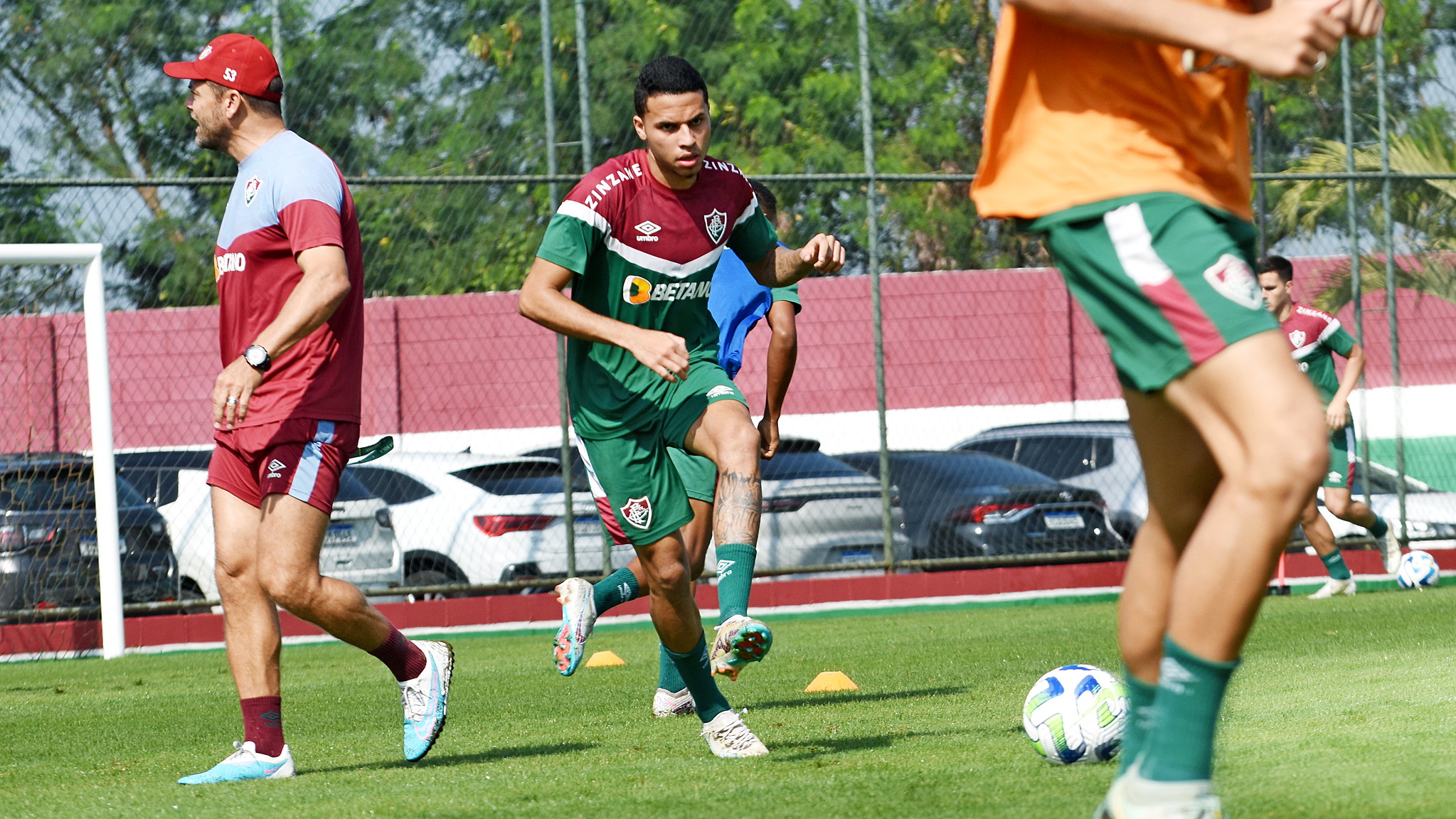 Alexsander volta a treinar com elenco do Fluminense e fica mais próximo ...