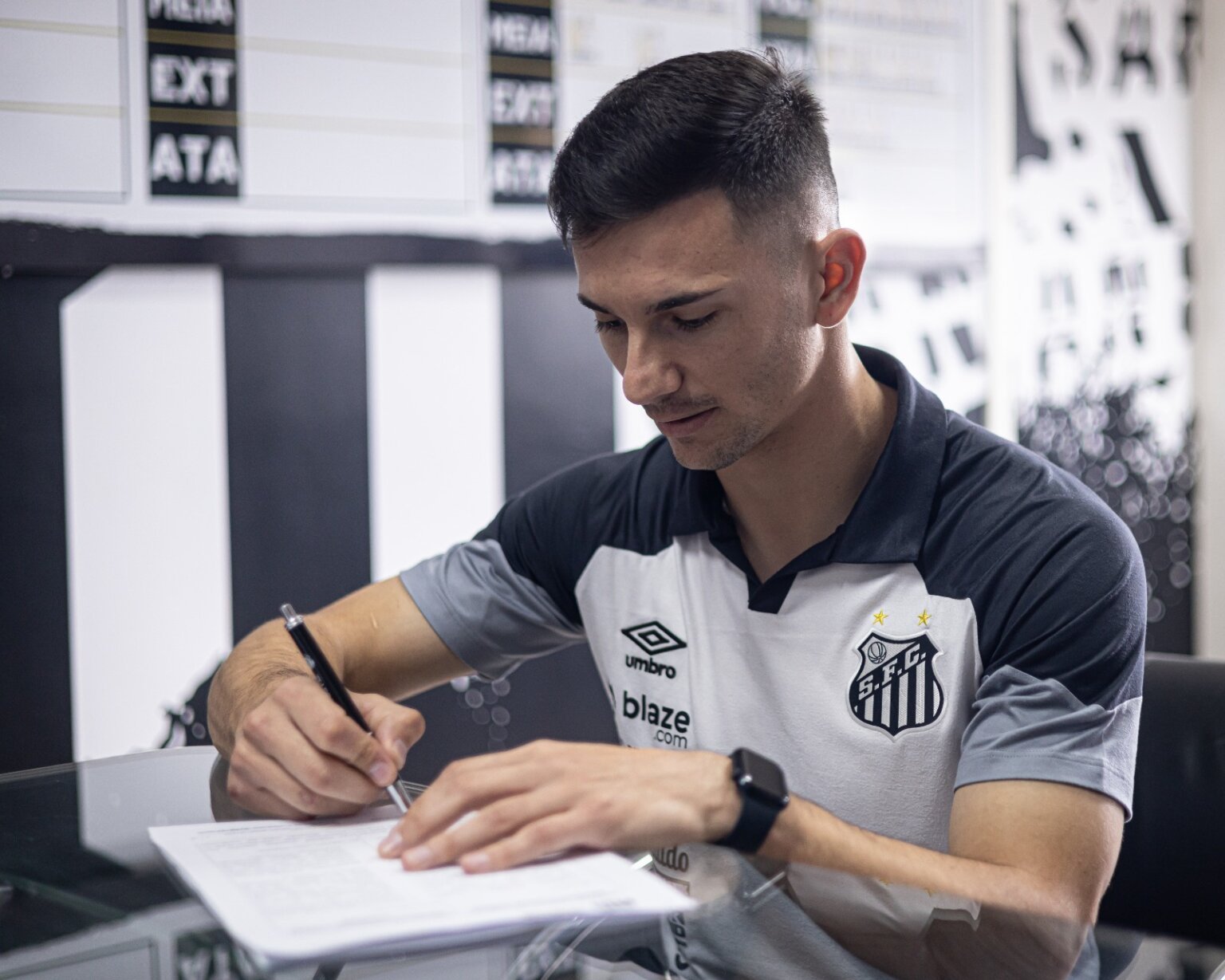 O último reforço? Santos anuncia atacante Maximiliano Silvera