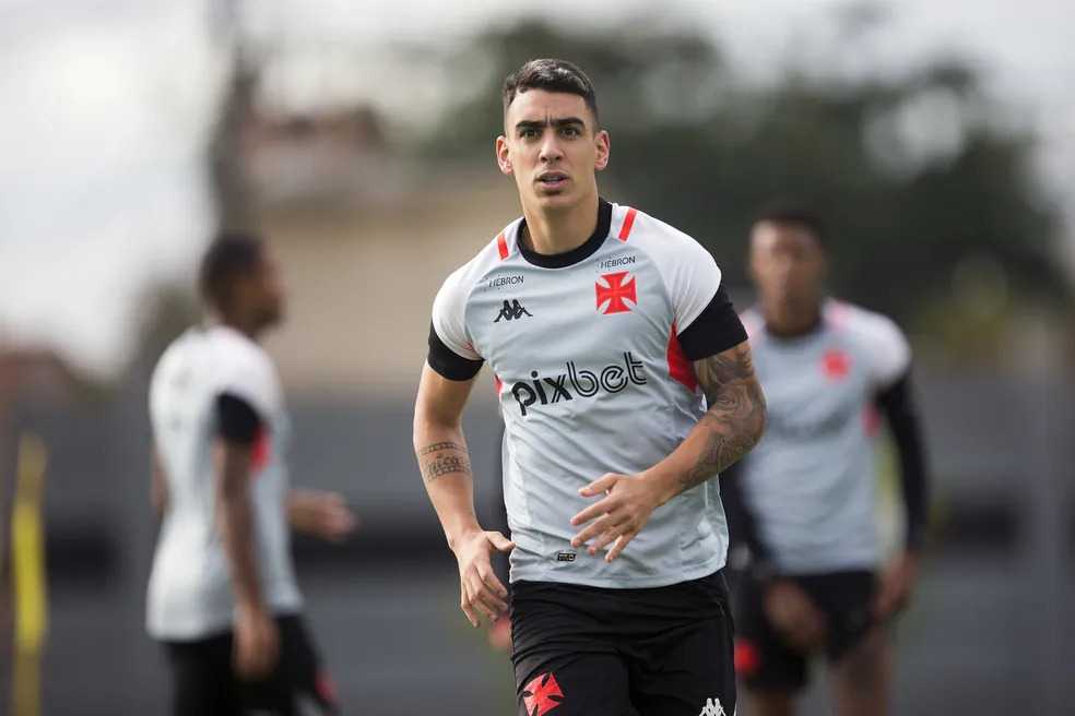Puma Rodriguez volta ao time titular do Vasco contra o Fluminense