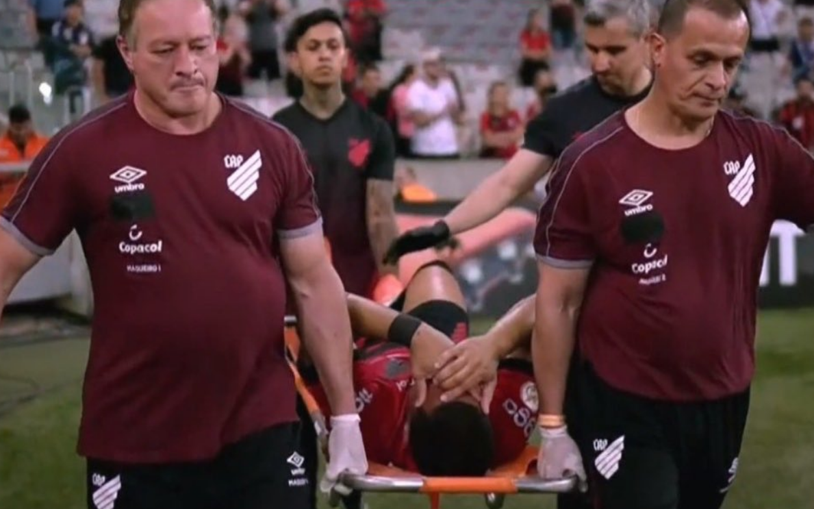 Vitor Roque não precisa de cirurgia, mas só volta em 2024 - Lance!