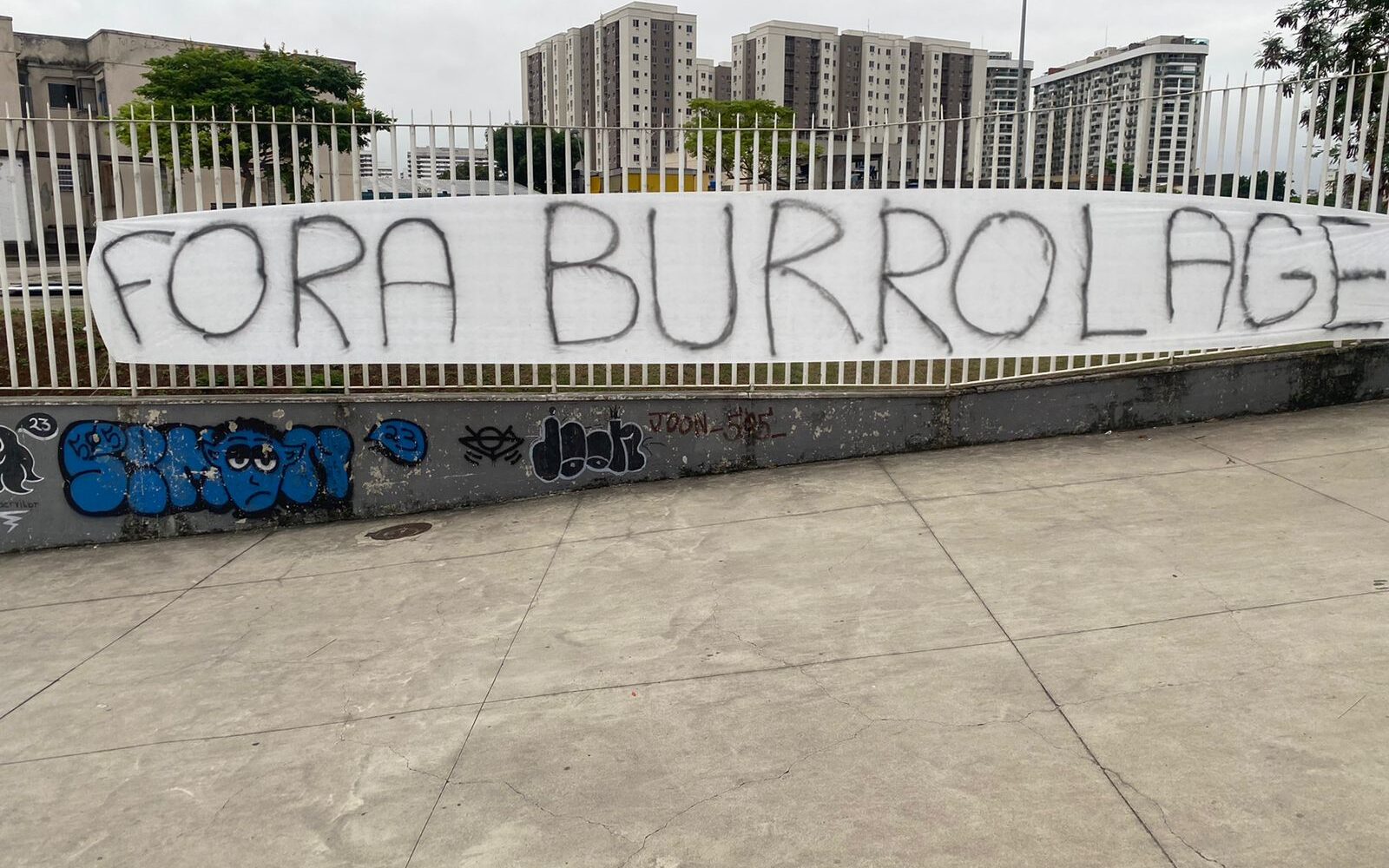 Torcedores do Botafogo estendem faixas de protesto contra Bruno Lage ...