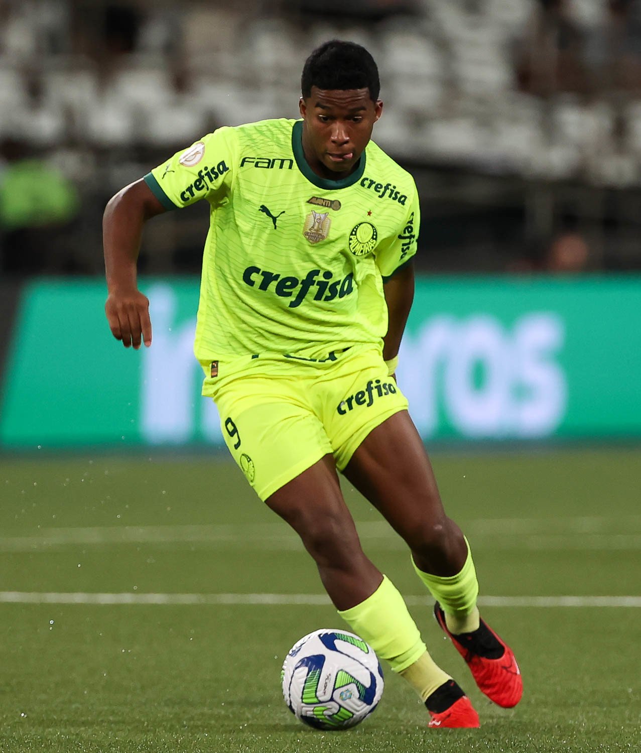 Endrick vence duelo com Tiquinho e rende milhões ao Palmeiras