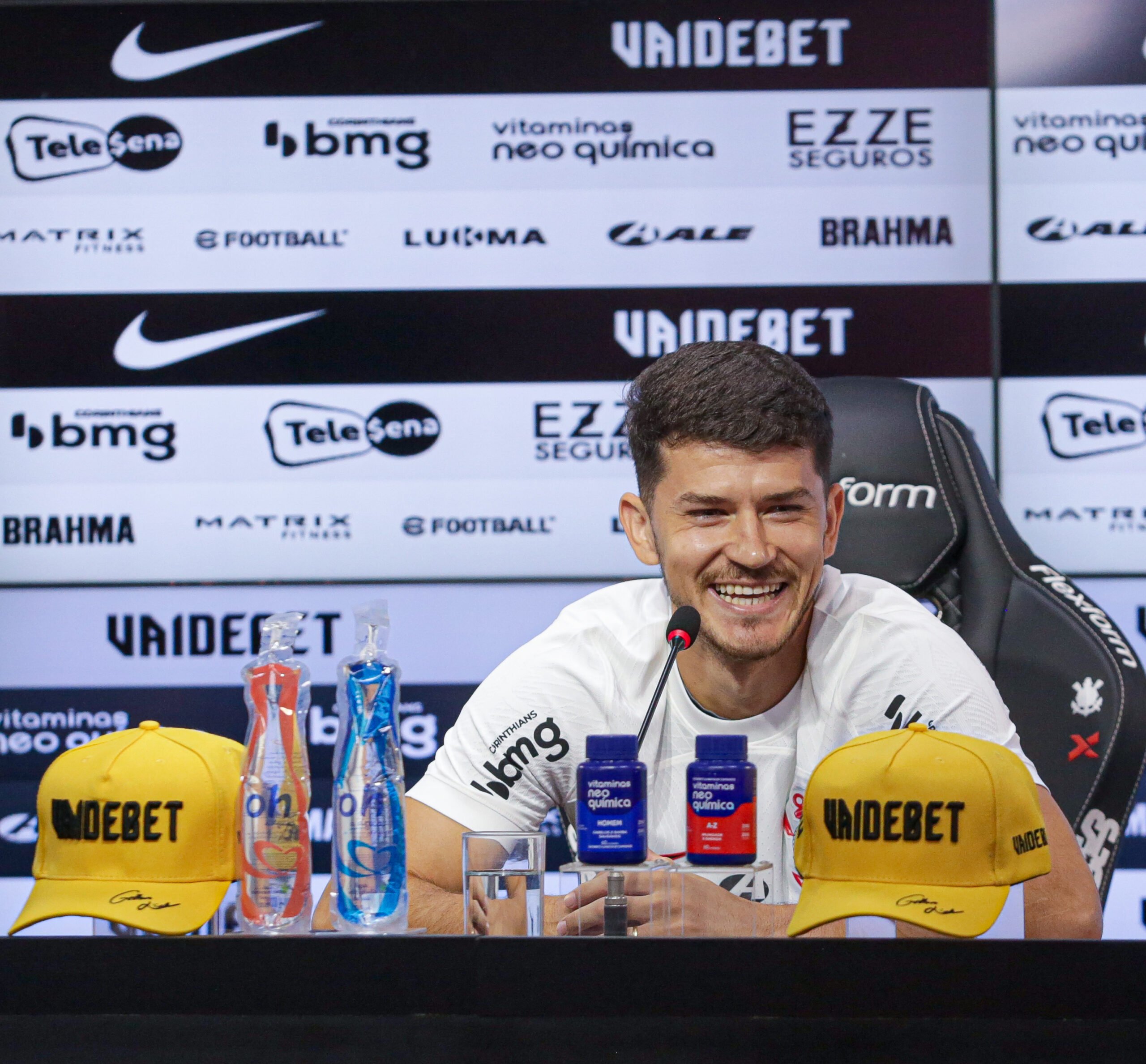 Hugo se define como equilibrado e exalta torcida do Corinthians