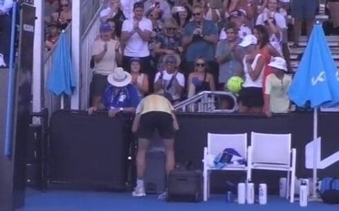 Draper vence batalha, passa mal e vomita em quadra no Australian Open ...