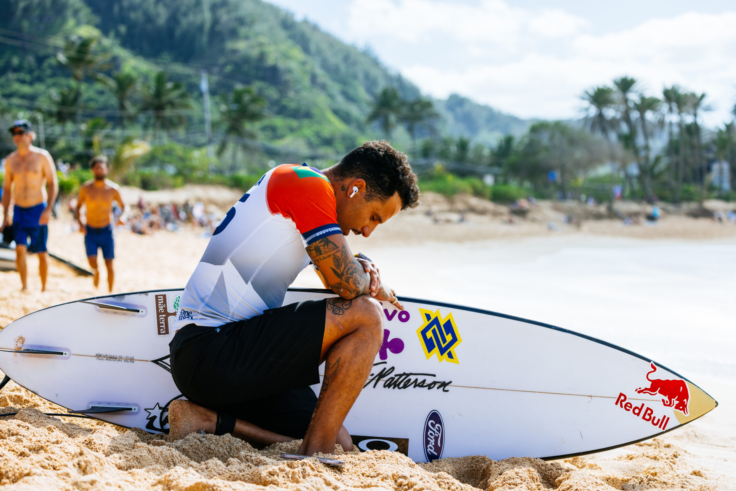 Único brasileiro 'vivo' em Sunset Beach, Ítalo Ferreira tenta acabar ...
