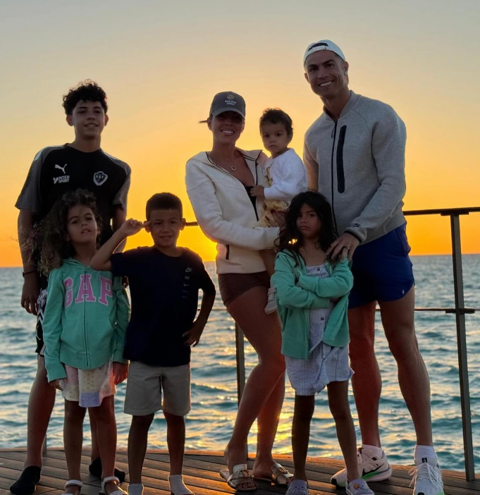 Cristiano Ronaldo aproveita folga em resort luxuoso com família - Lance!