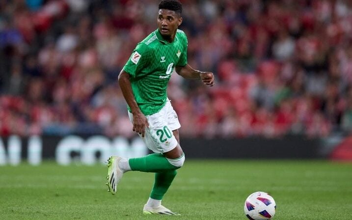 Lyon negocia com Real Betis por Abner, ex-Athletico - Lance!