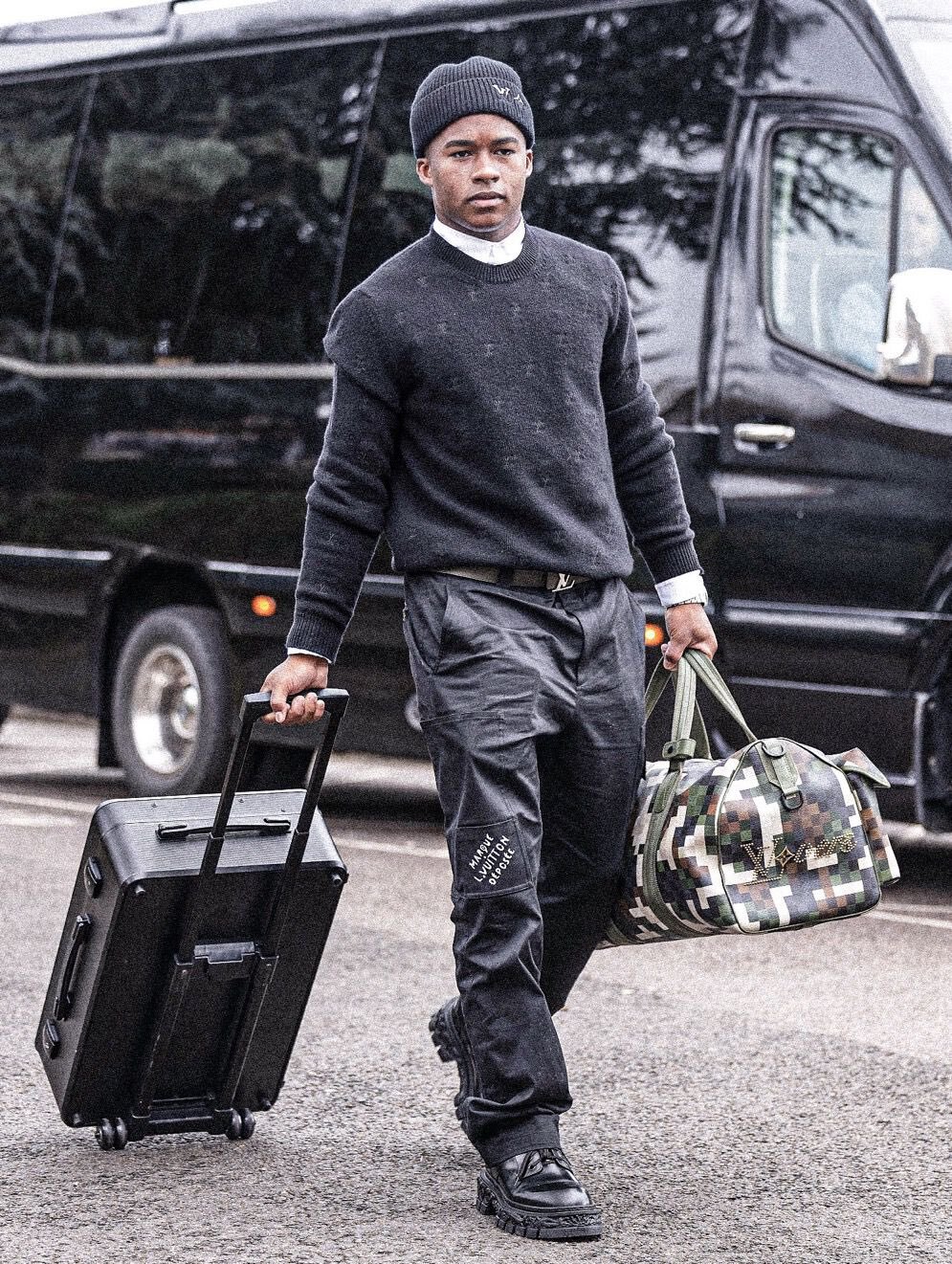 Endrick aposta em grife e look caro; saiba quanto custou - Lance!