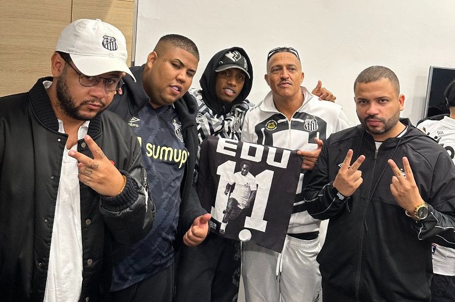 Mano Brown, Emicida e Projota comemoram gol do Santos na semifinal do ...